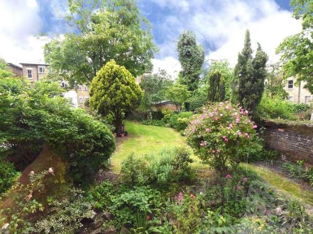 6 bed house for sale