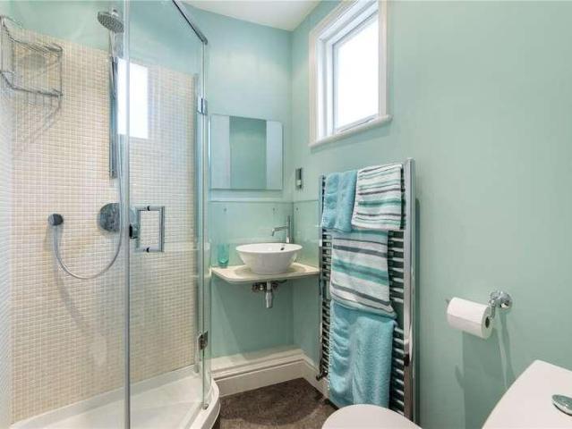 6 bed house for sale