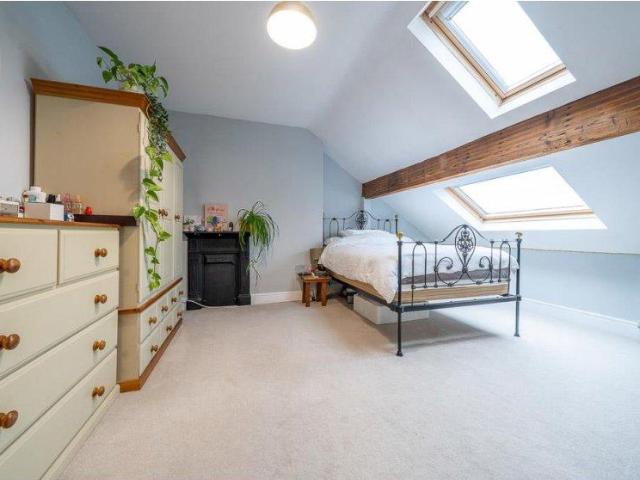 6 bed house for sale