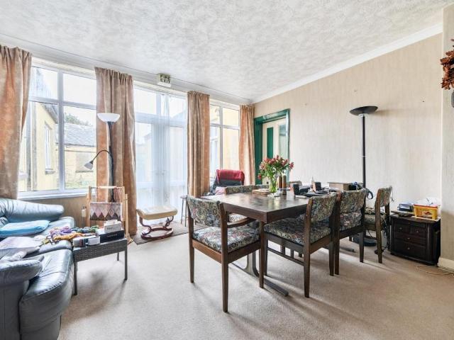 6 bed house for sale