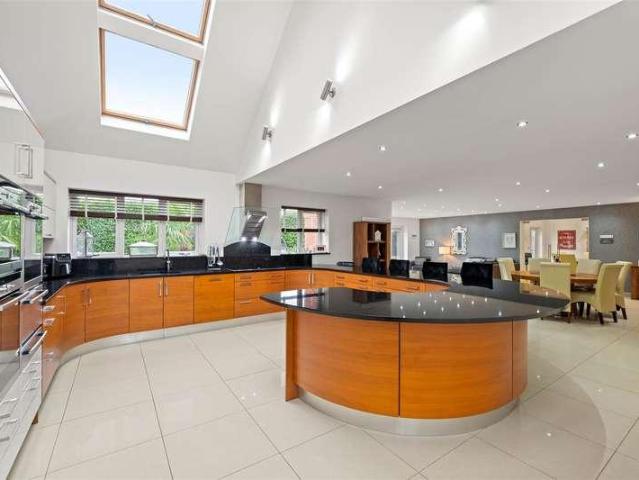 6 bed house for sale