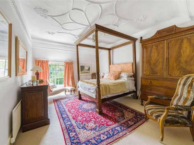 6 bed house for sale