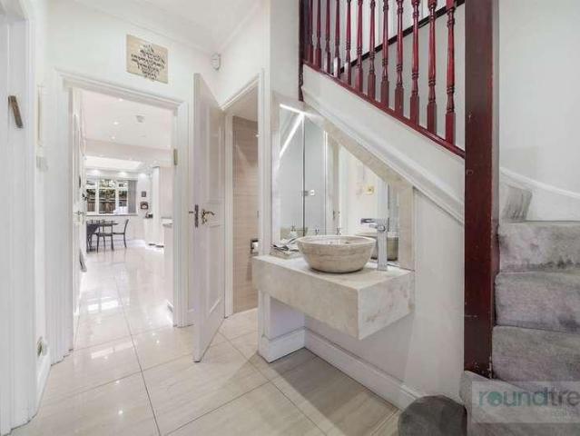6 bed house for sale