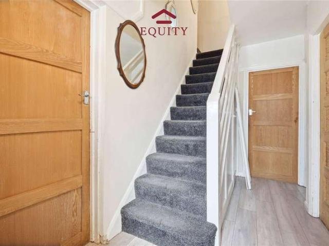 6 bed house for sale