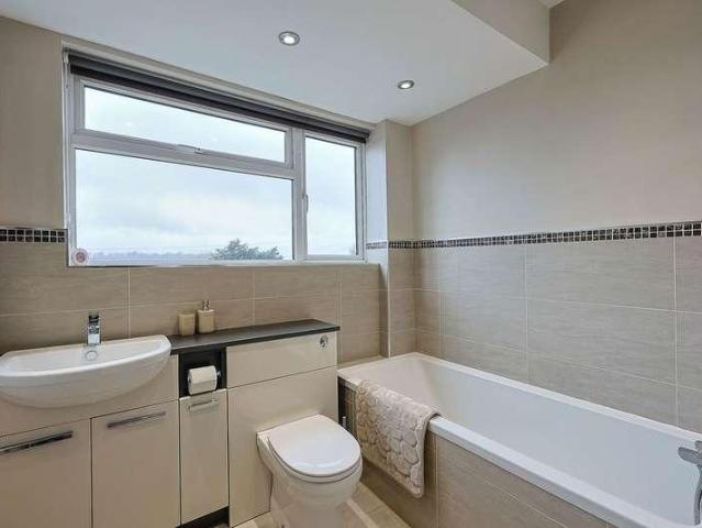 6 bed house for sale