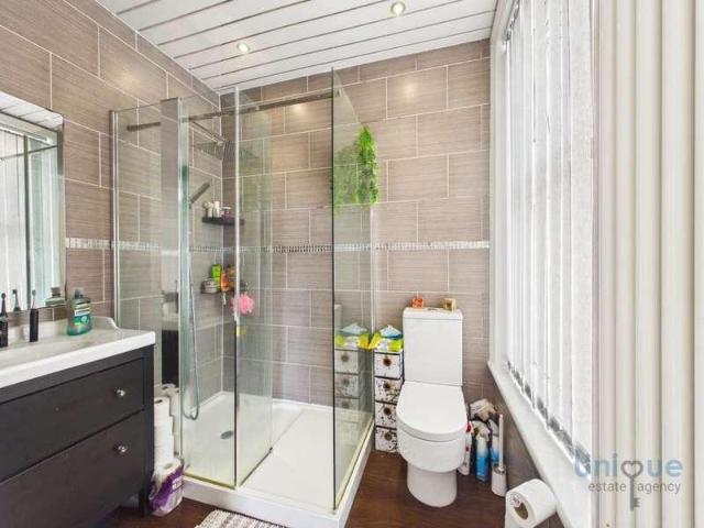 6 bed house for sale