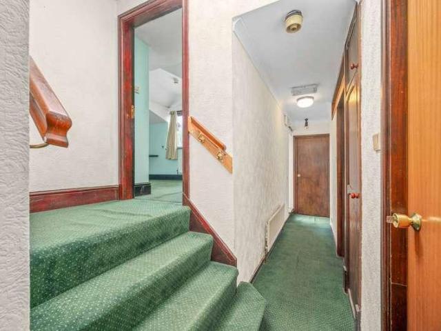 6 bed house for sale