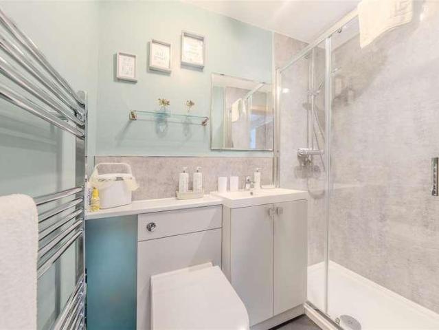 6 bed house for sale