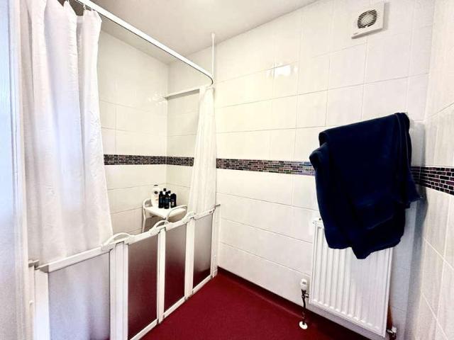 6 bed house for sale