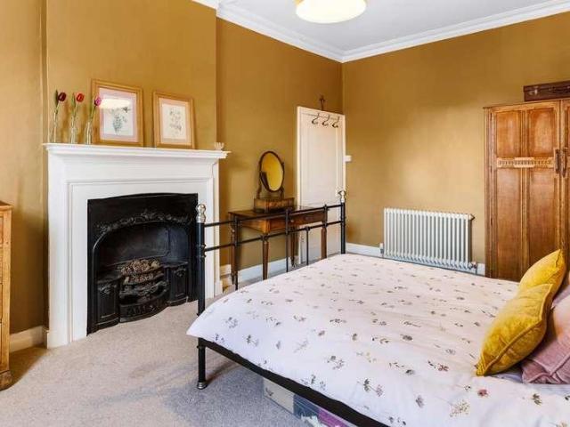 6 bed house for sale