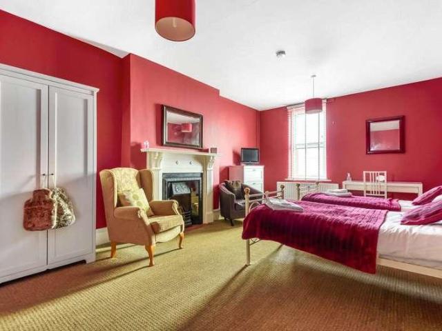 6 bed house for sale