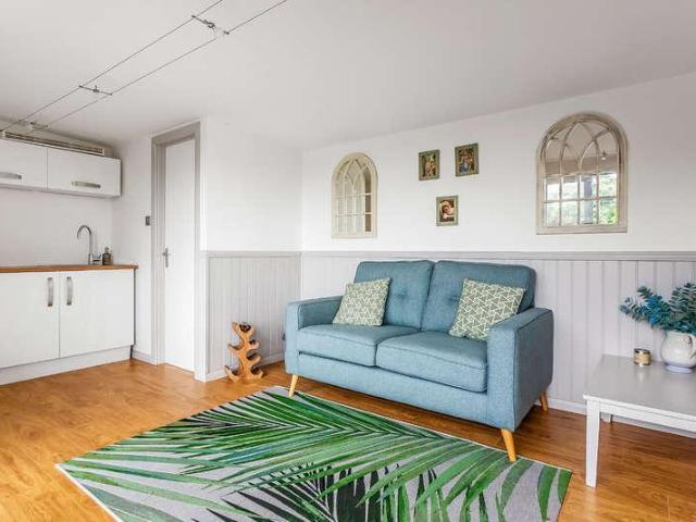 6 bed house for sale