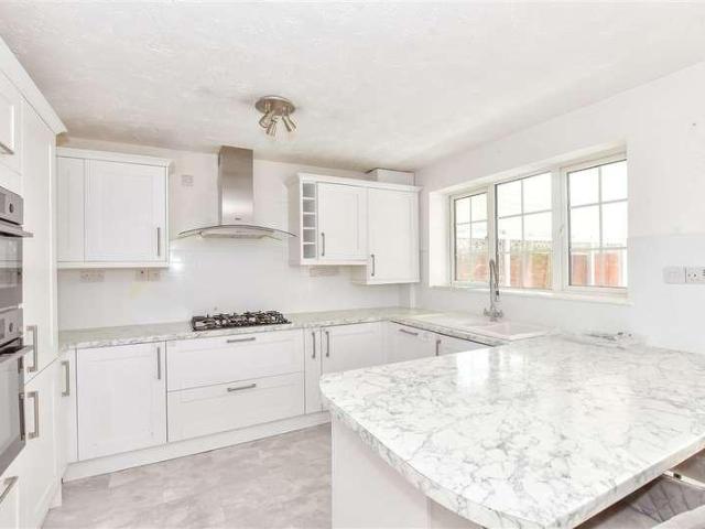 6 bed house for sale