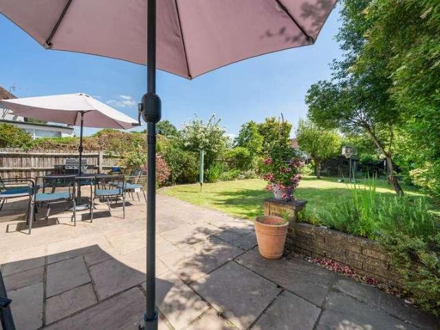 6 bed house for sale
