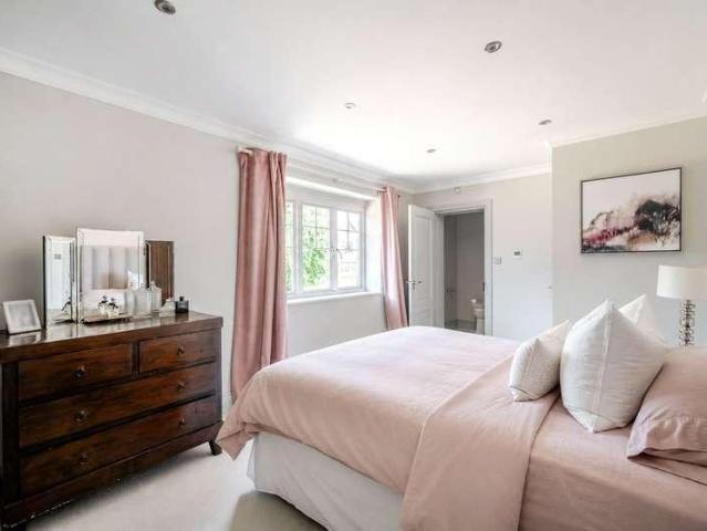6 bed house for sale