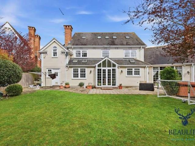 6 bed house for sale