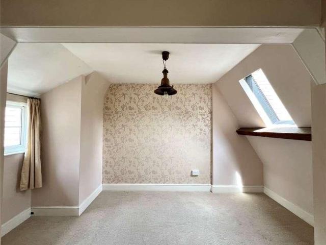 6 bed house for sale