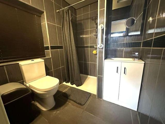 6 bed house for sale