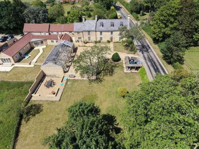 6 bed house for sale