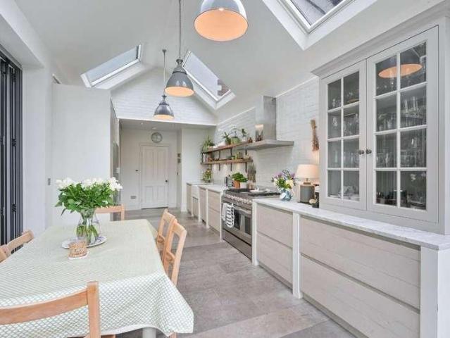 6 bed house for sale