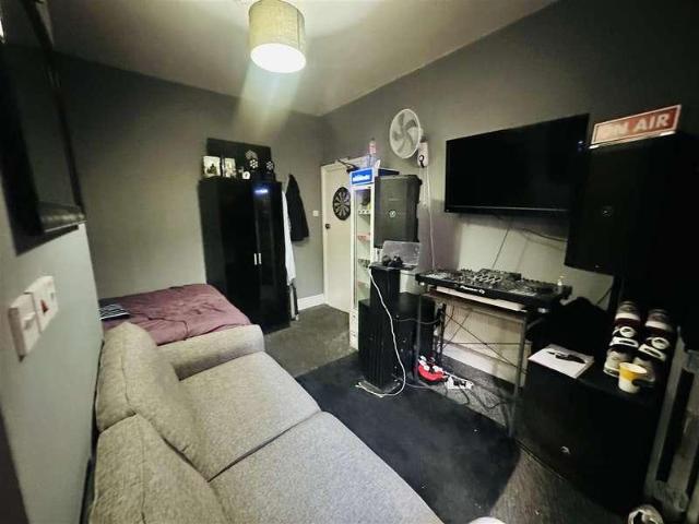 6 bed house for sale