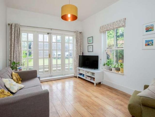 6 bed house for sale