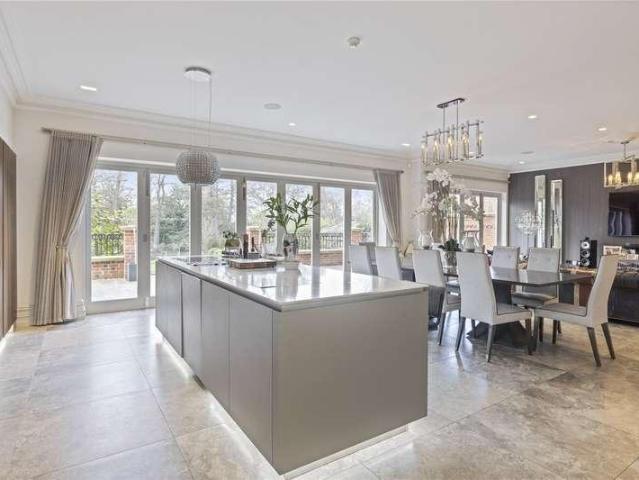 6 bed house for sale