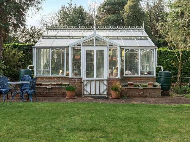 6 bed house for sale