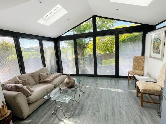 6 bed house for sale