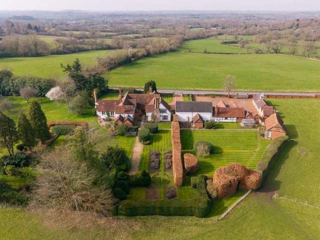 6 bed house for sale