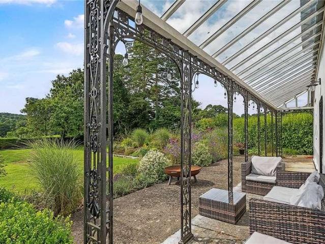 6 bed house for sale