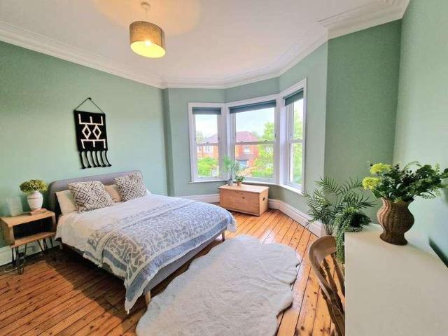 6 bed house for sale