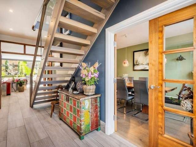 6 bed house for sale