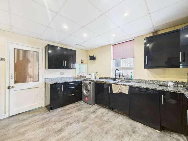 6 bed house for sale