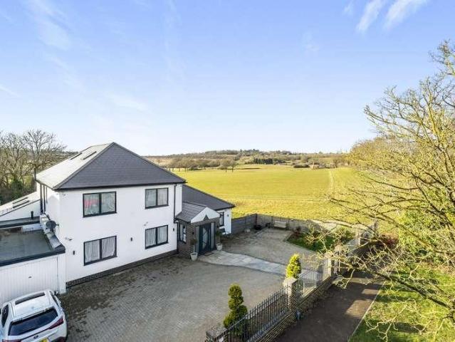 6 bed house for sale