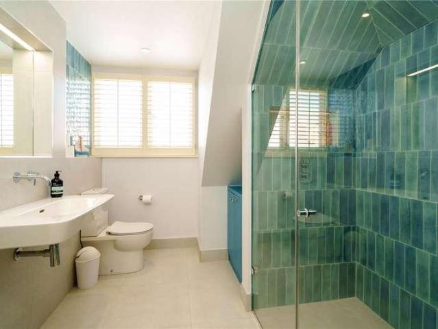 6 bed house for sale