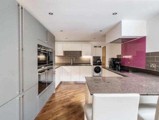 6 bed house for sale