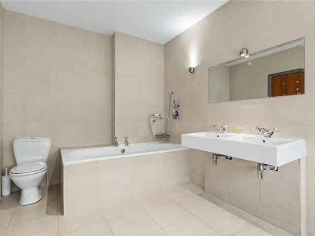 6 bed house for sale