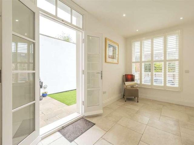 6 bed house for sale