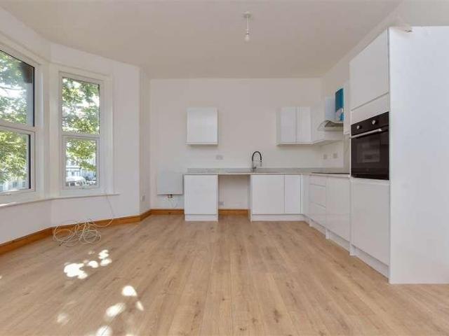 6 bed house for sale