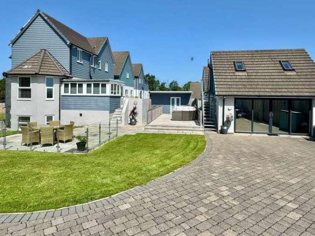 6 bed house for sale
