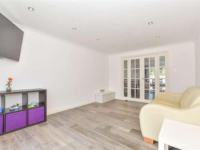 6 bed house for sale