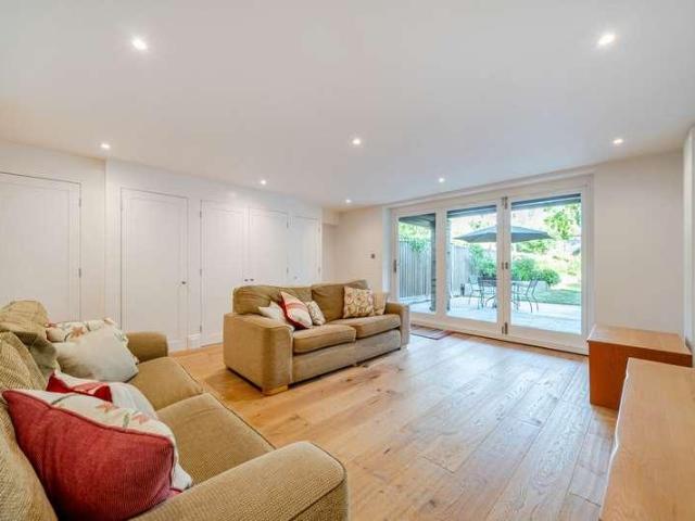 6 bed house for sale