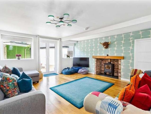 6 bed house for sale