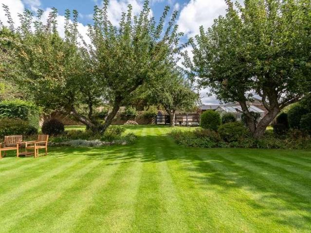 6 bed house for sale