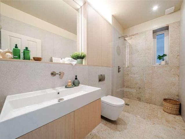 6 bed house for sale