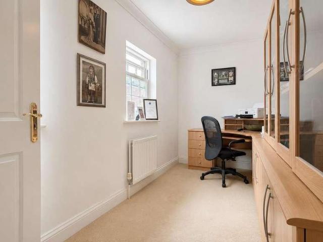 6 bed house for sale