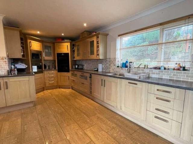 6 bed house for sale