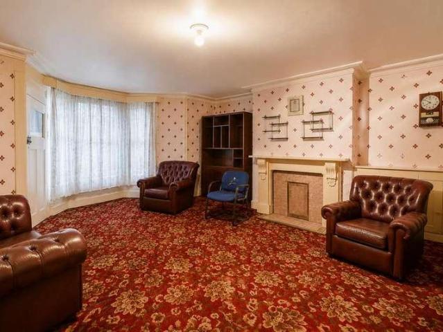 6 bed house for sale