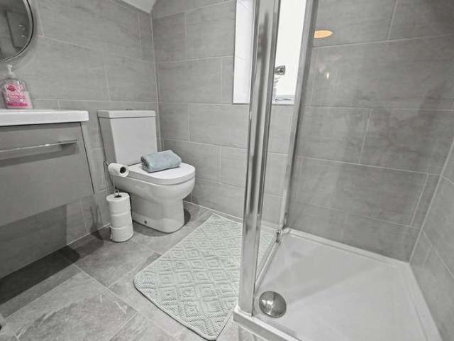 6 bed house for sale